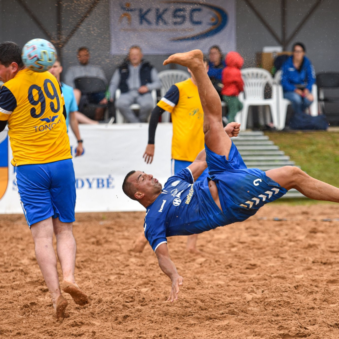 FC Hegelmann iškovojo dvi pergales ir žengė į paplūdimio futbolo ...
